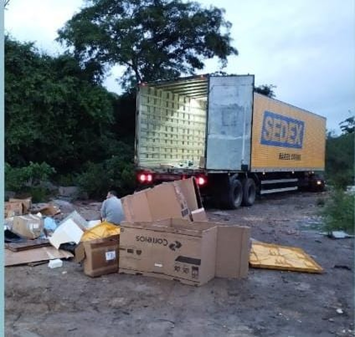 Parte de carga roubada de carreta dos Correios na BR-215 é recuperada pela polícia; vítimas ...