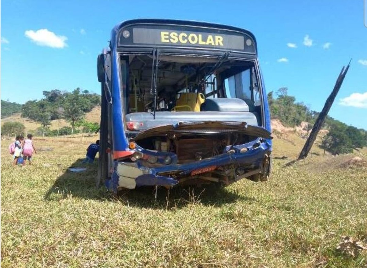 Motorista perde controle e ônibus escolar desce desgovernado em ladeira na zona rural de Vilhena ...