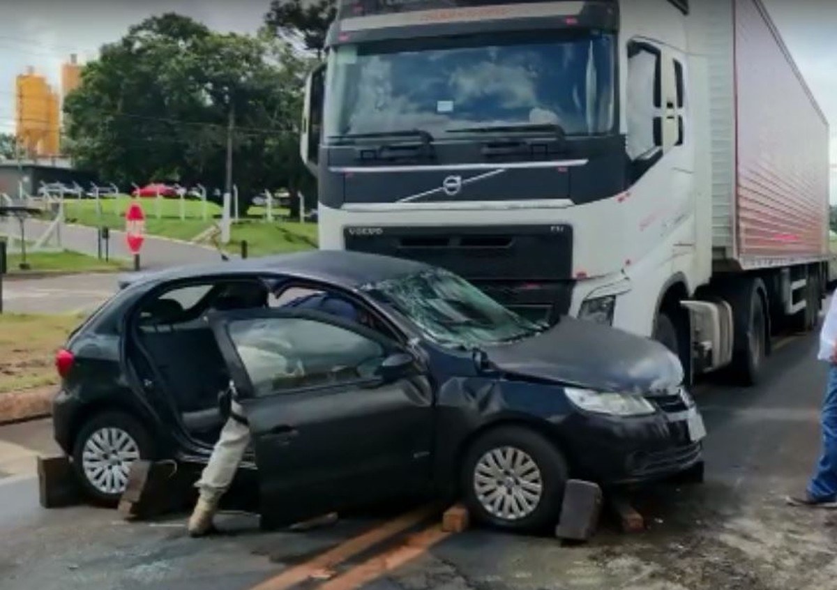 Motorista morre, e passageiro fica ferido em acidente entre carro e carreta na BR-277 | Oeste e ...