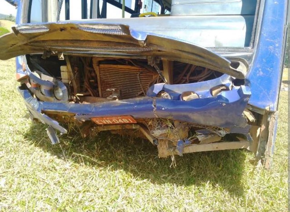 Motorista perde controle e ônibus escolar desce desgovernado em ladeira na zona rural ...