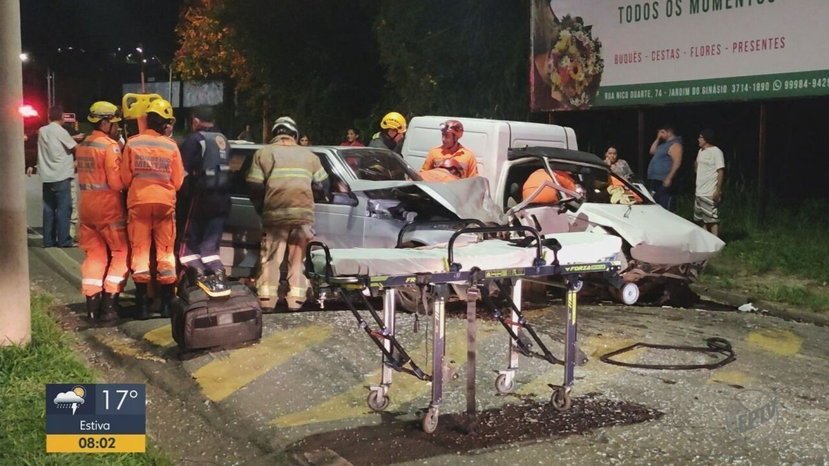 Cinco ficam feridos após batida frontal entre dois carros na Avenida José Remígio Prézia, em ...