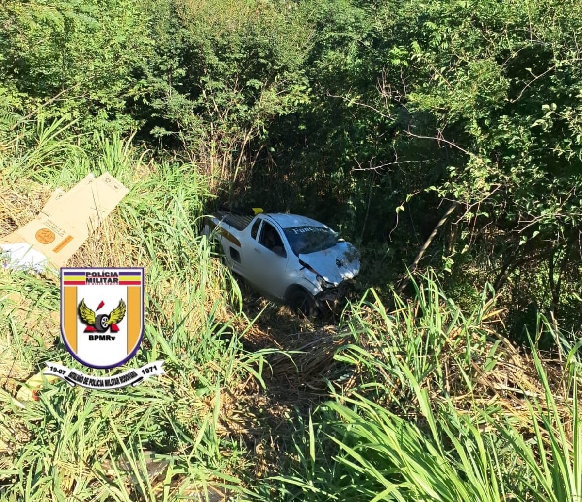 Batida entre carro de funerária e outro automóvel deixa quatro pessoas feridas na BR-135 ...