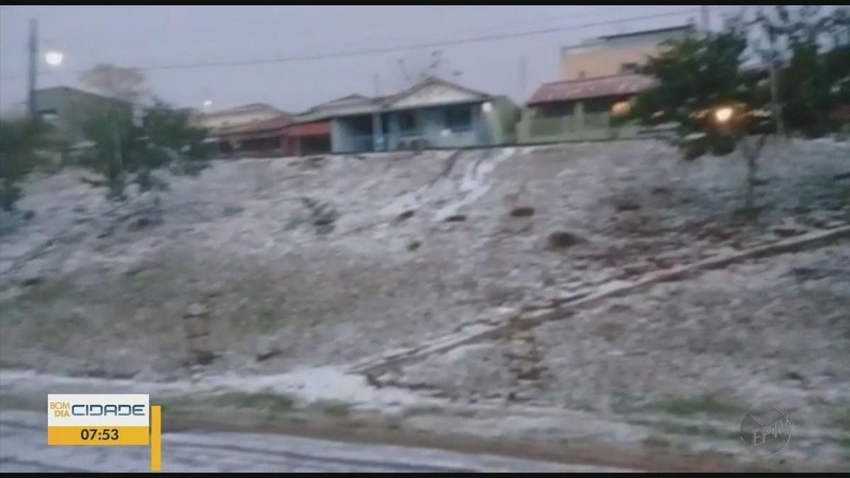 Gelo cobre passeios e ruas após chuva de granizo em São José do Alegre ...