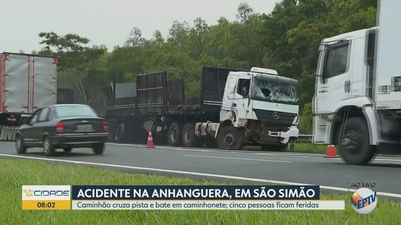 Batida entre caminhonete e carreta deixa 5 vítimas em estado grave na Anhanguera em São Simão ...