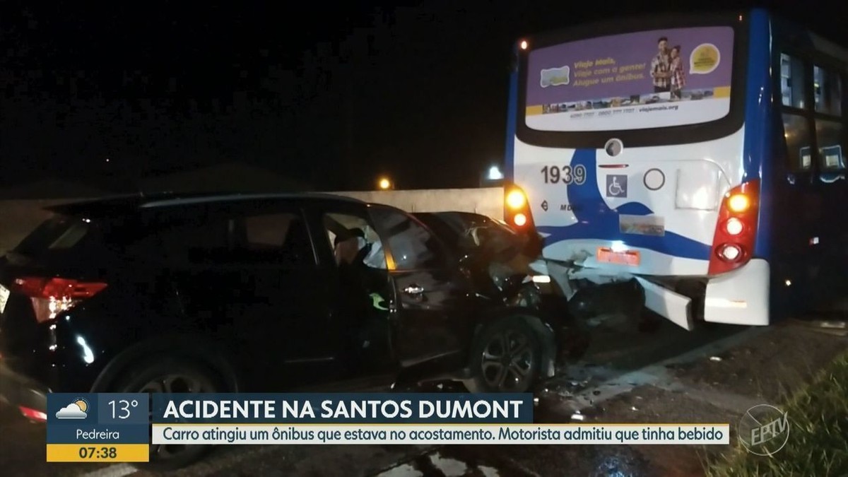 Motorista perde controle do veículo e bate na traseira de ônibus na Rodovia Santos Dumont, em ...