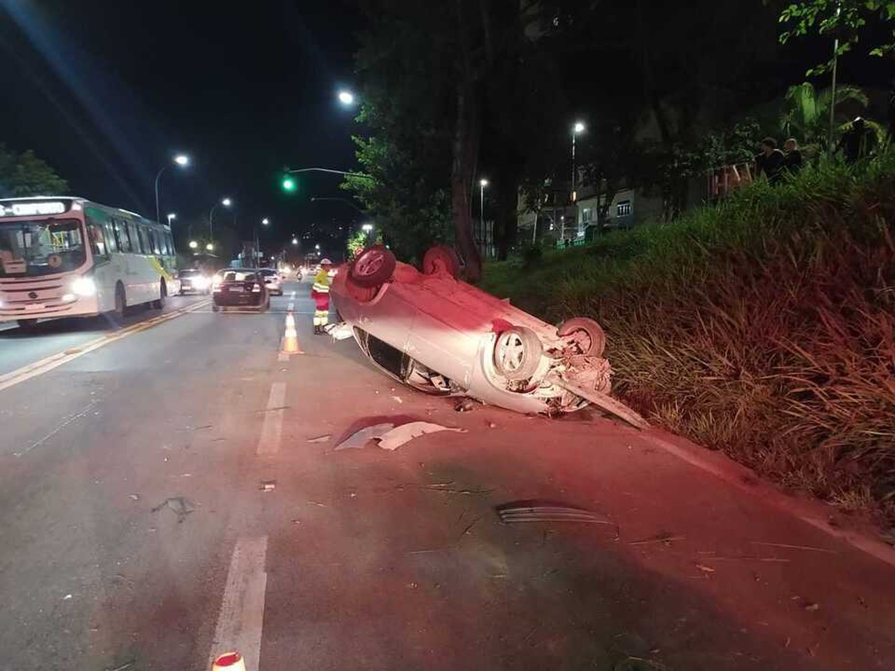 VÍDEO: Carro capota na Lúcio Meira, em Volta Redonda
