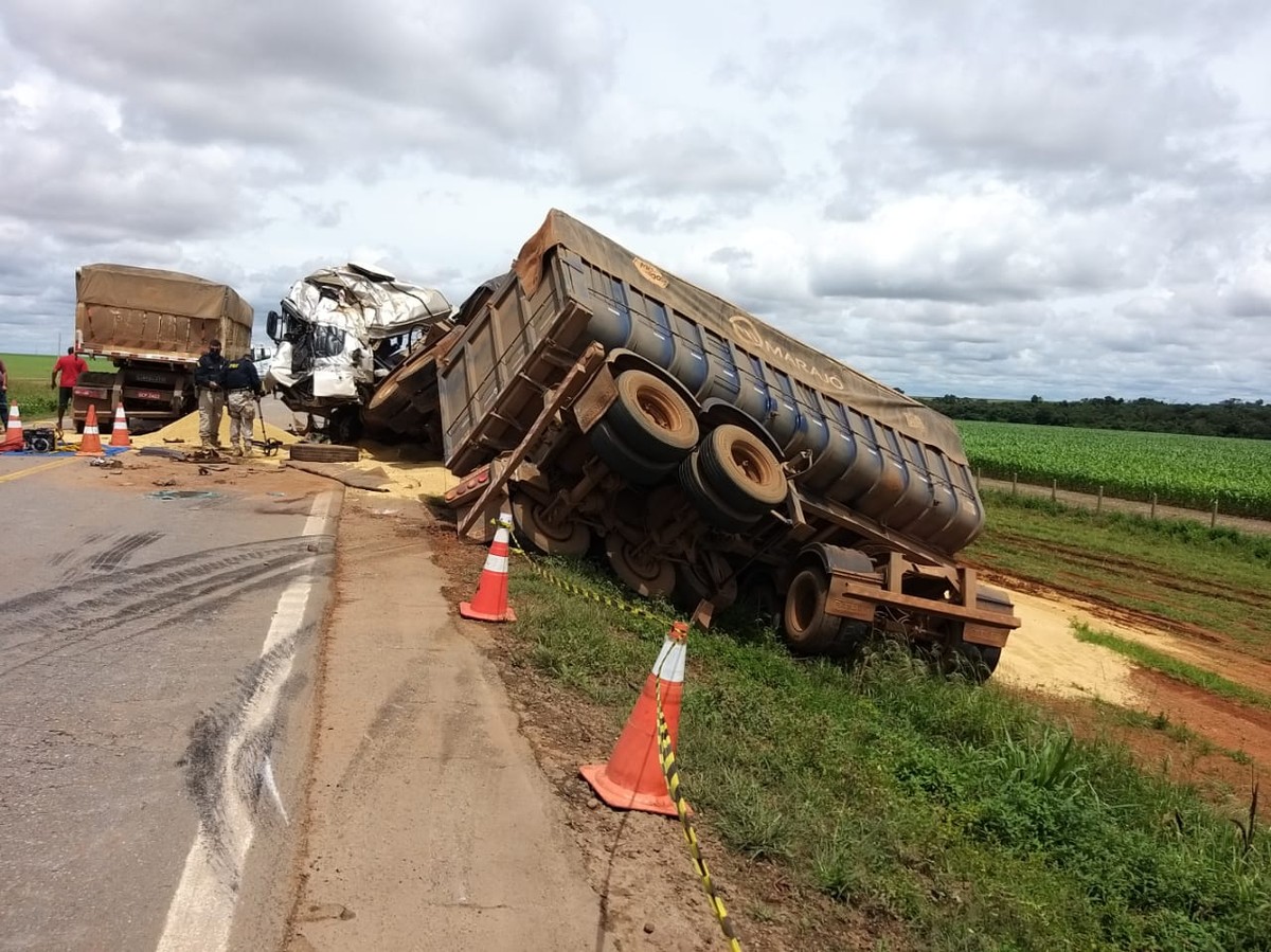 Motorista morre em acidente entre duas carretas na BR-163 em MT | Mato Grosso | G1