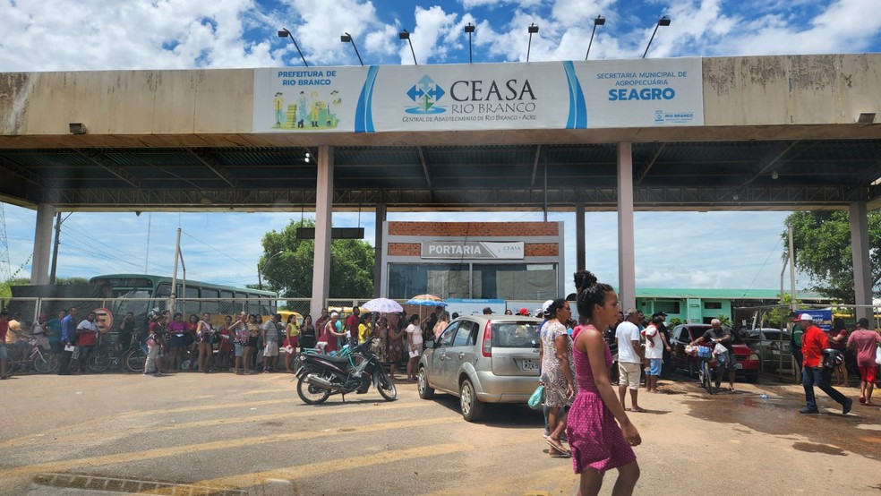 Famílias afetadas pela cheia do Rio Acre enfrentam sol e fila ...