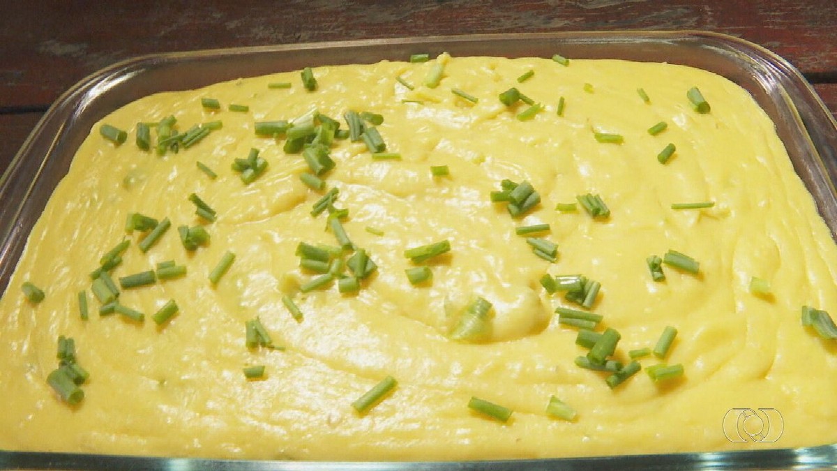 Angu de milho verde: cozinheira ensina como fazer prato com poucos ...