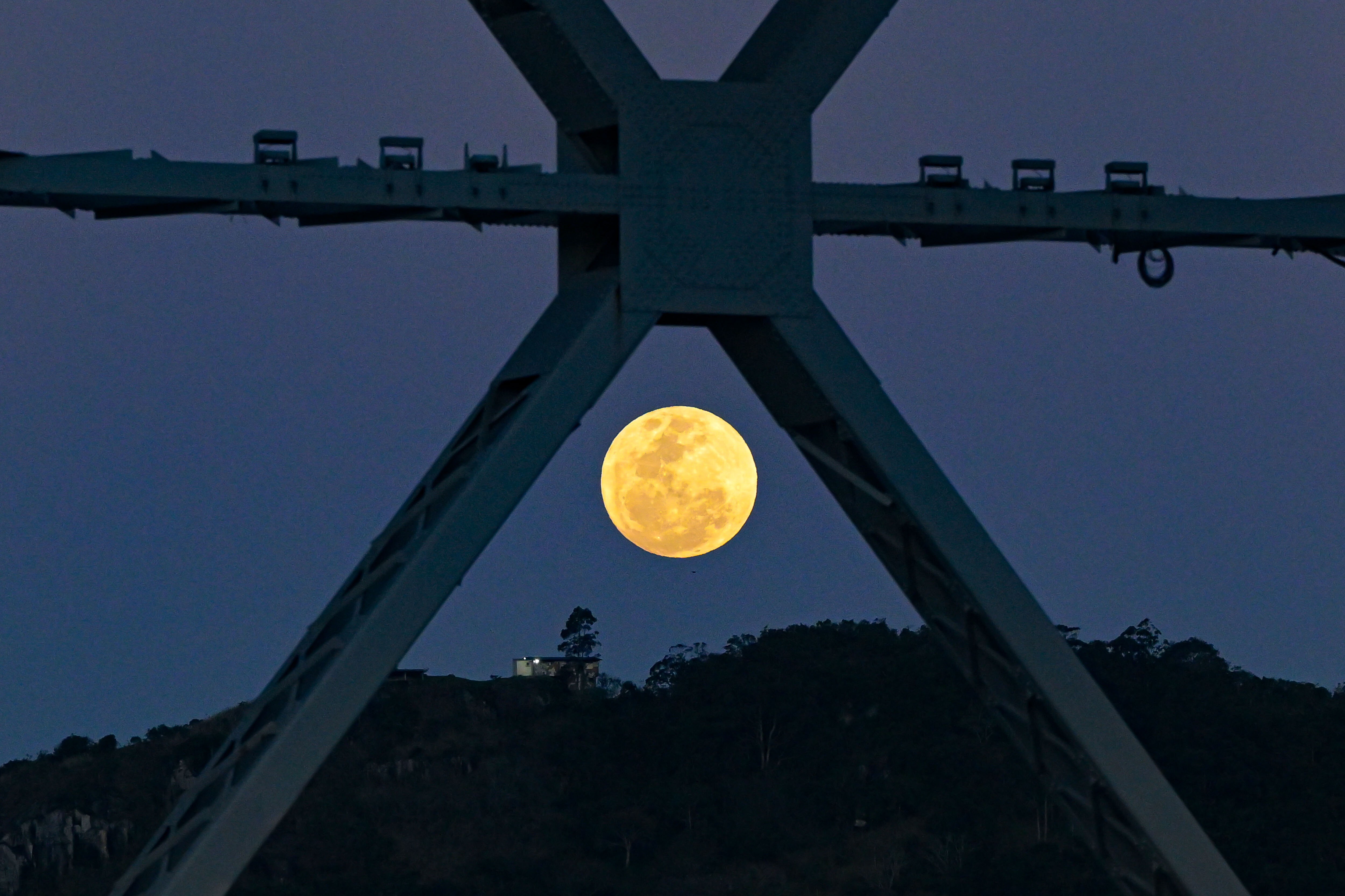 Superlua azul: veja fotos e explicação do fenômeno que faz a Lua ficar ...