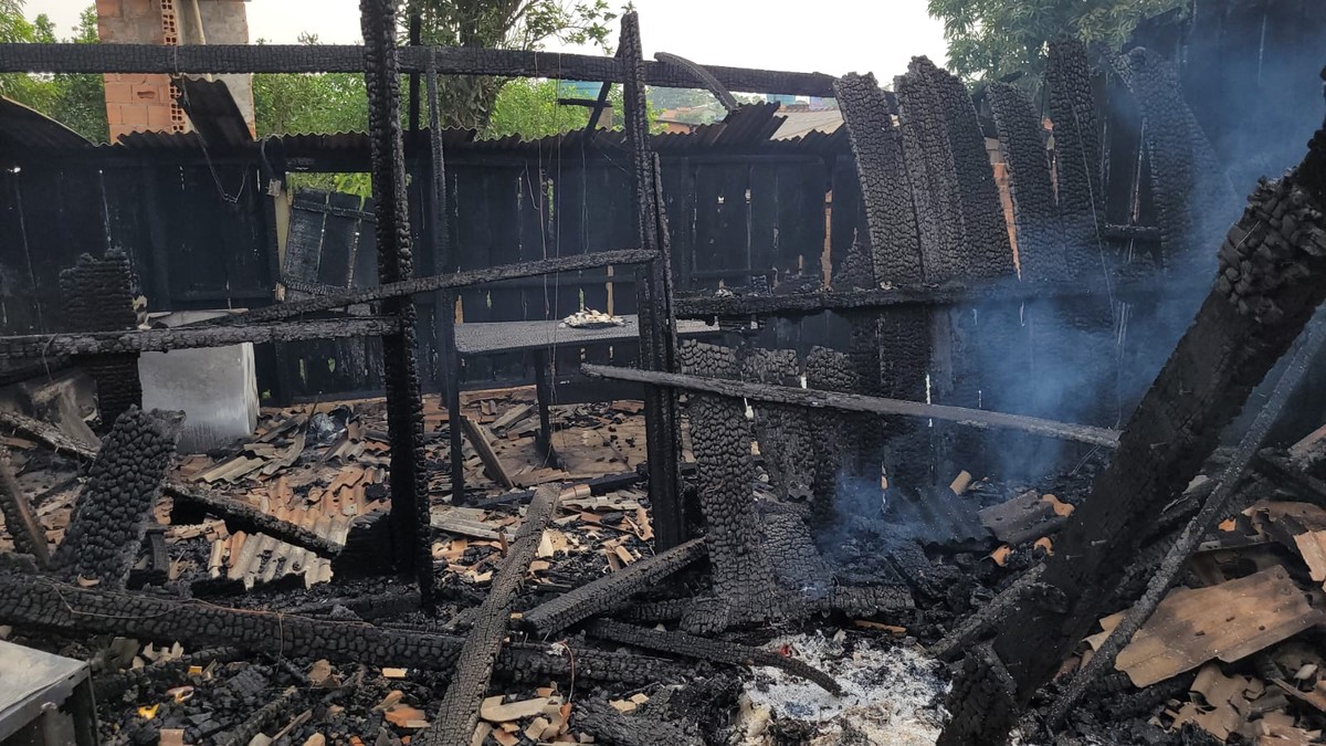 Homem incendeia casa com ex-mulher e outras três pessoas dentro em Jaru ...