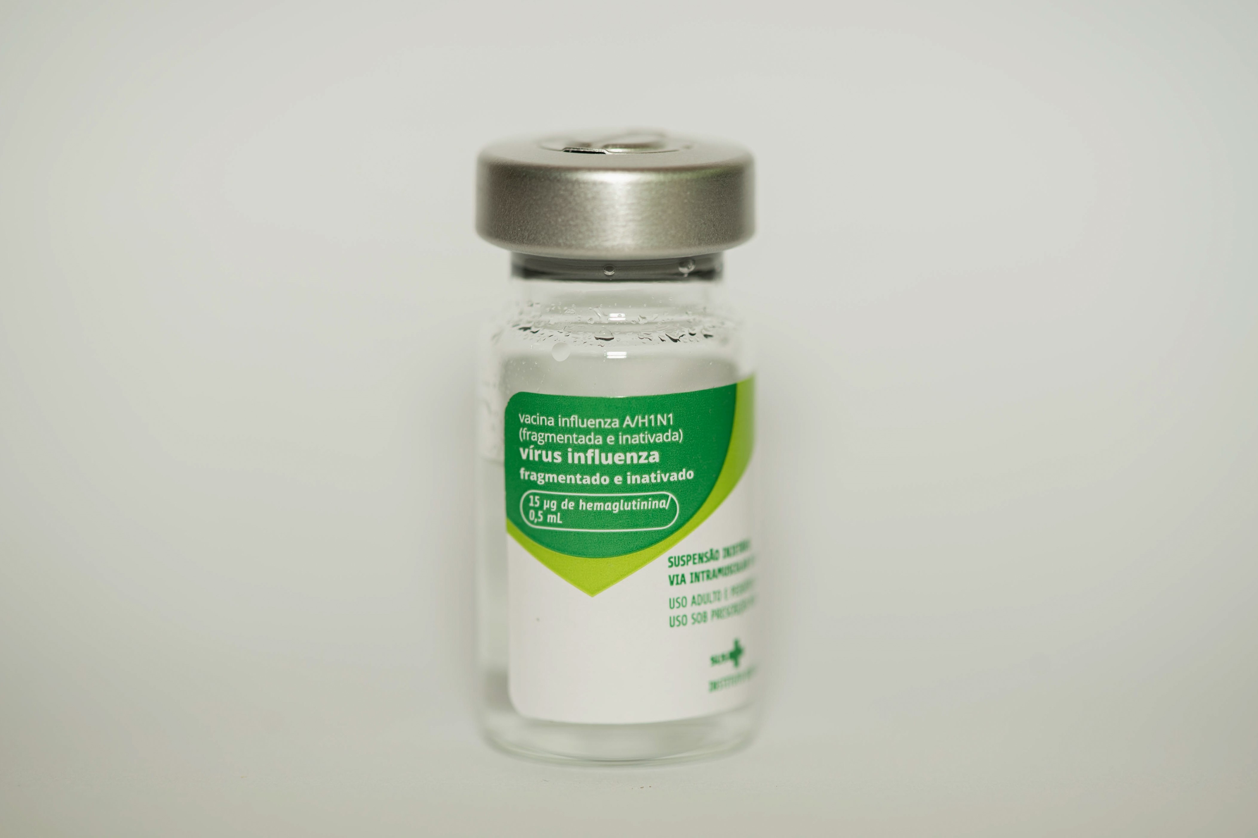 Compare os frascos das vacinas contra gripe e contra Covid feitas pelo ...