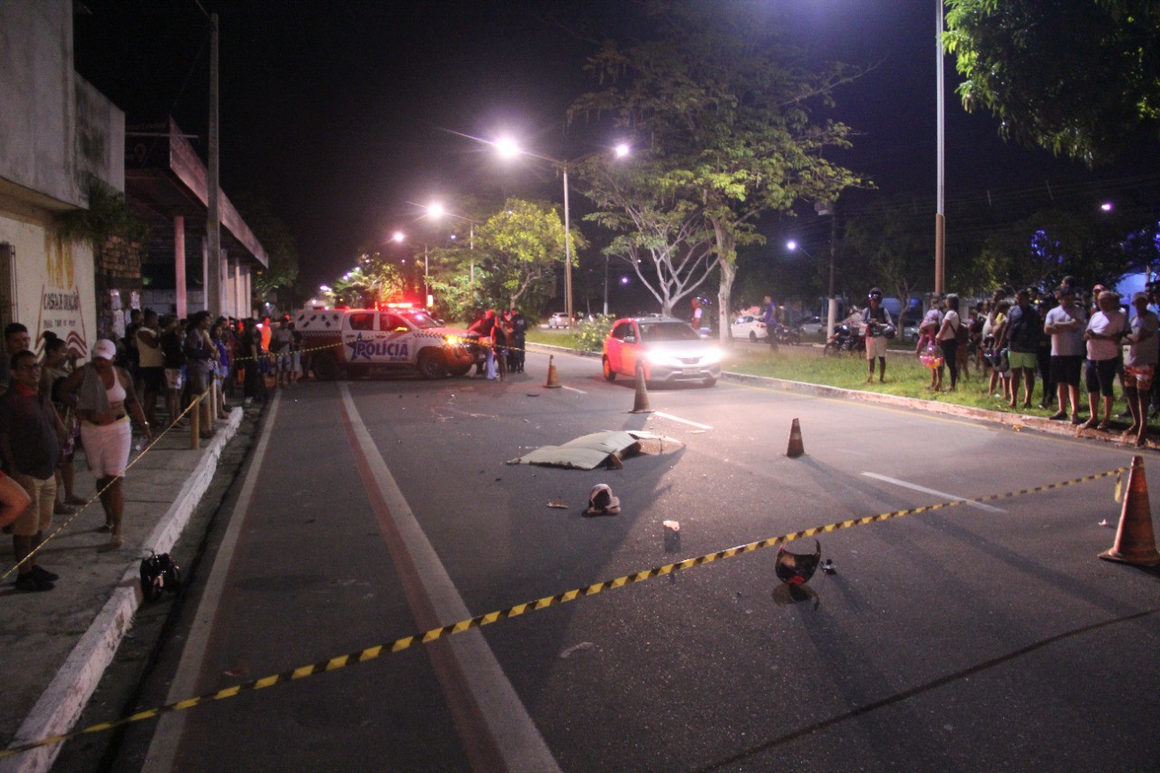 Mulher morre após cair de garupa de moto e ser atropelada por caminhão na av. Júlio César, em ...