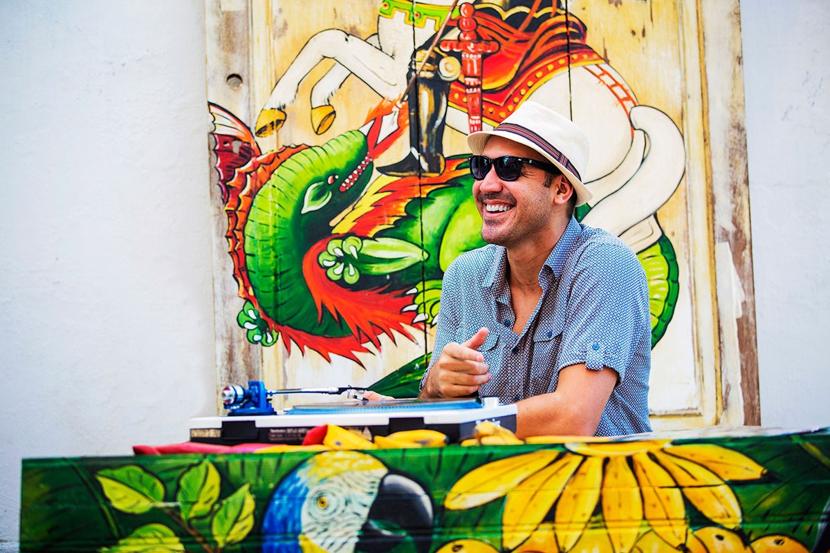 DJ 440 realiza em Olinda prévia carnavalesca Vinil em Brasa ao som de ...