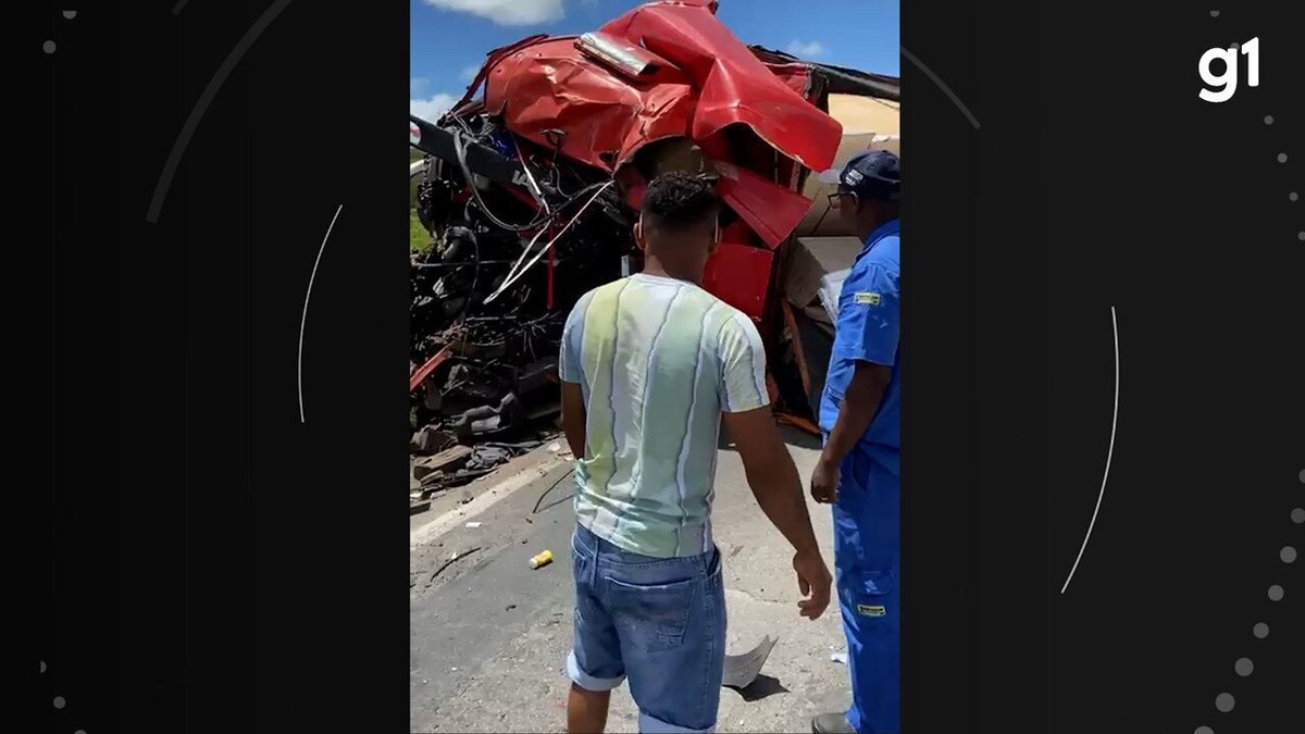 Motorista morre em acidente entre carreta e ônibus na BR-116, no interior da BA | Bahia | G1