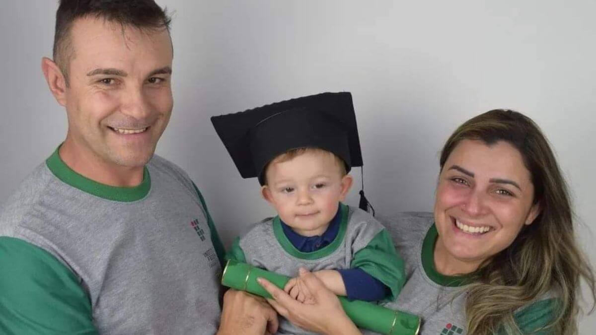 Bebê que acompanhou pais em curso desde os 35 dias de vida participa de ...