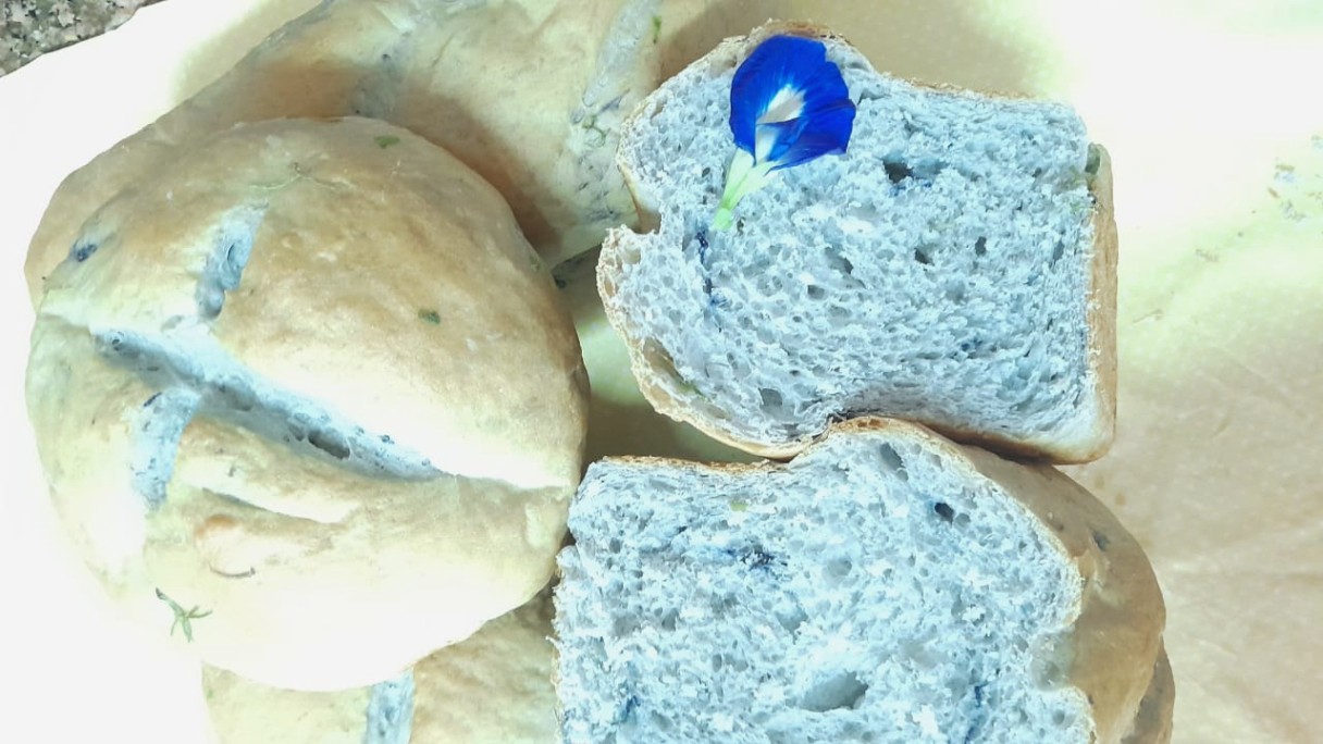 Pão feito de flor e sabores da roça atraem público à padaria e ...