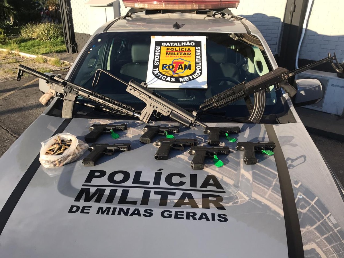 Polícia Militar Apreende Fuzis E Pistolas De Uso Restrito Em Mata