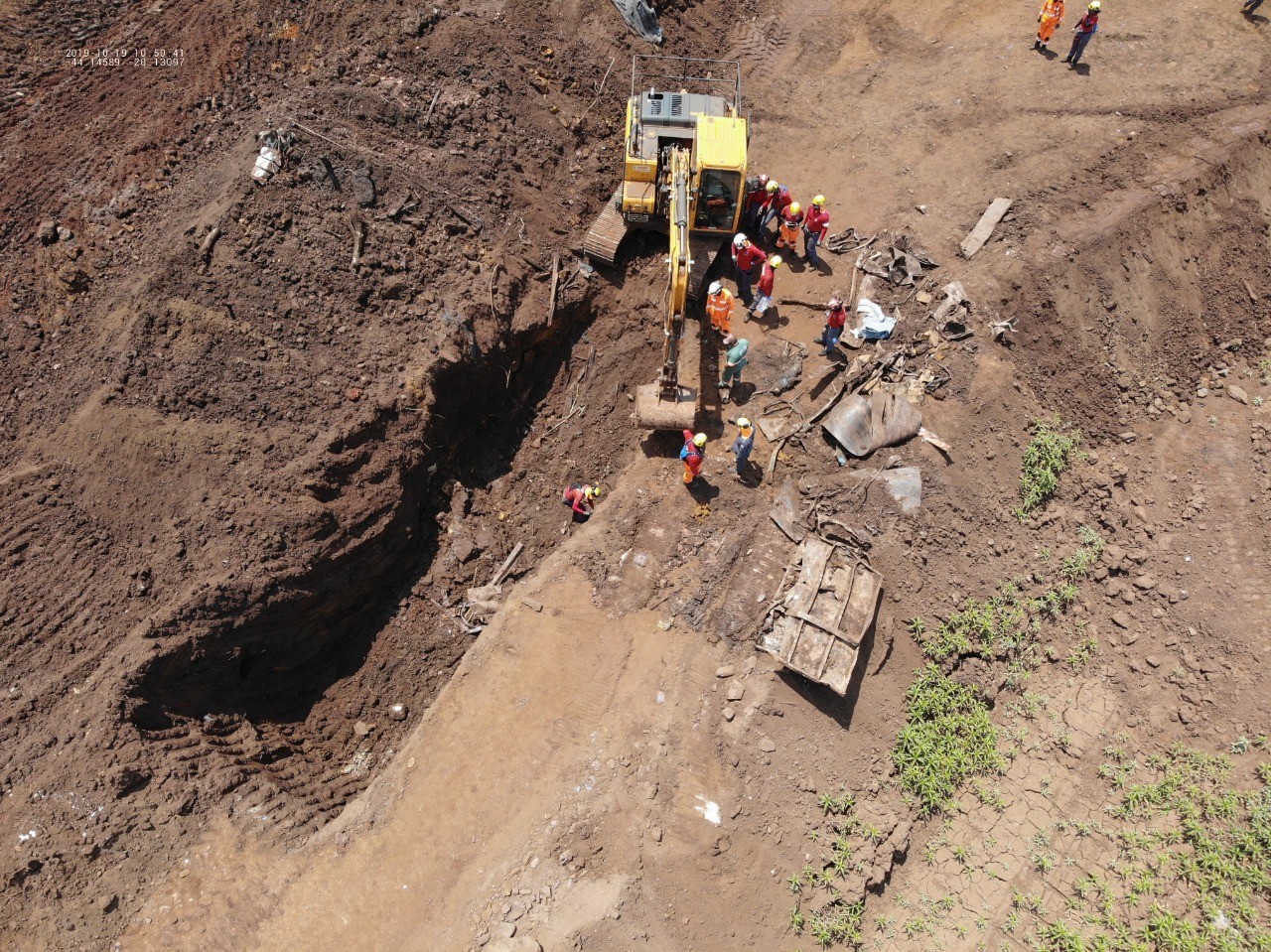 Corpo de vítima encontrado sábado em Brumadinho é enterrado ao lado do ...