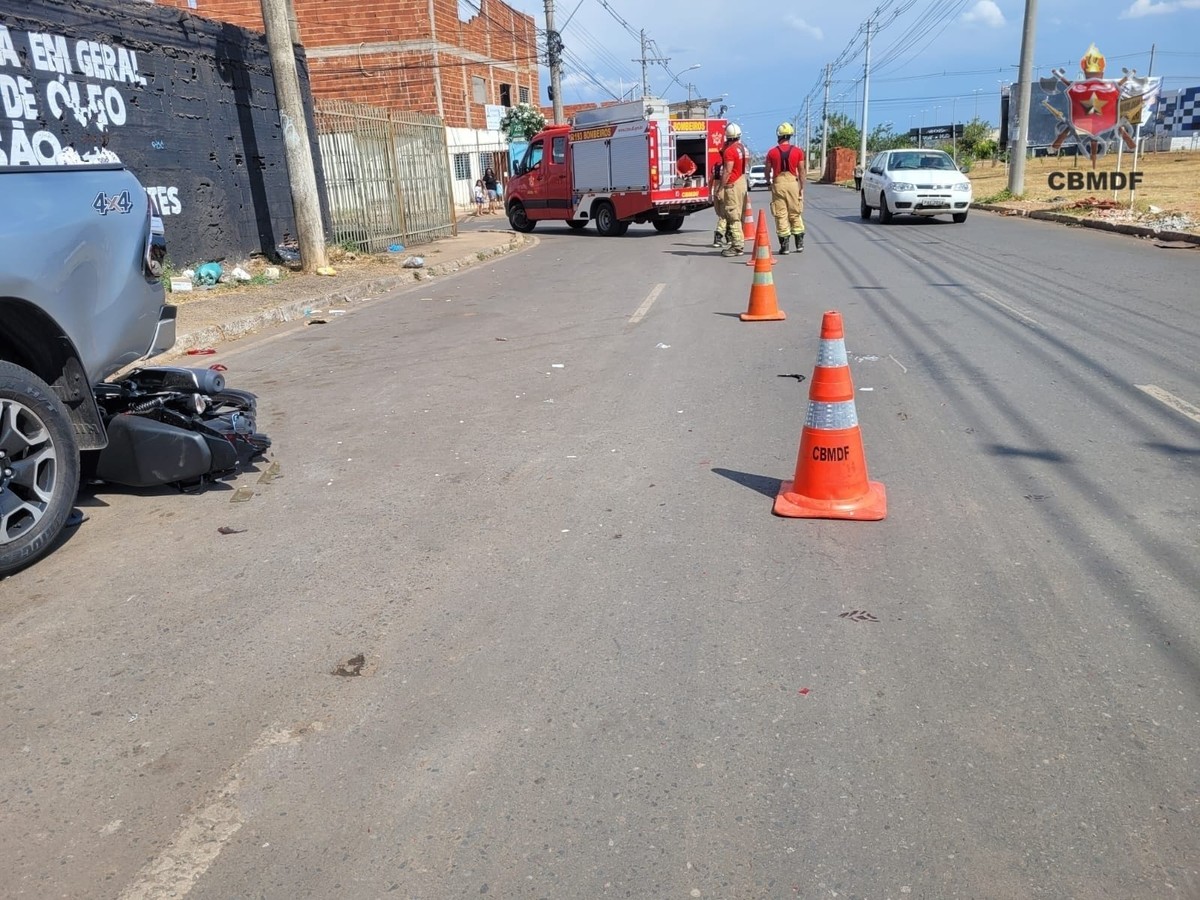 Motociclista morre após bater na traseira de caminhonete parada na rua, no DF | Distrito Federal ...