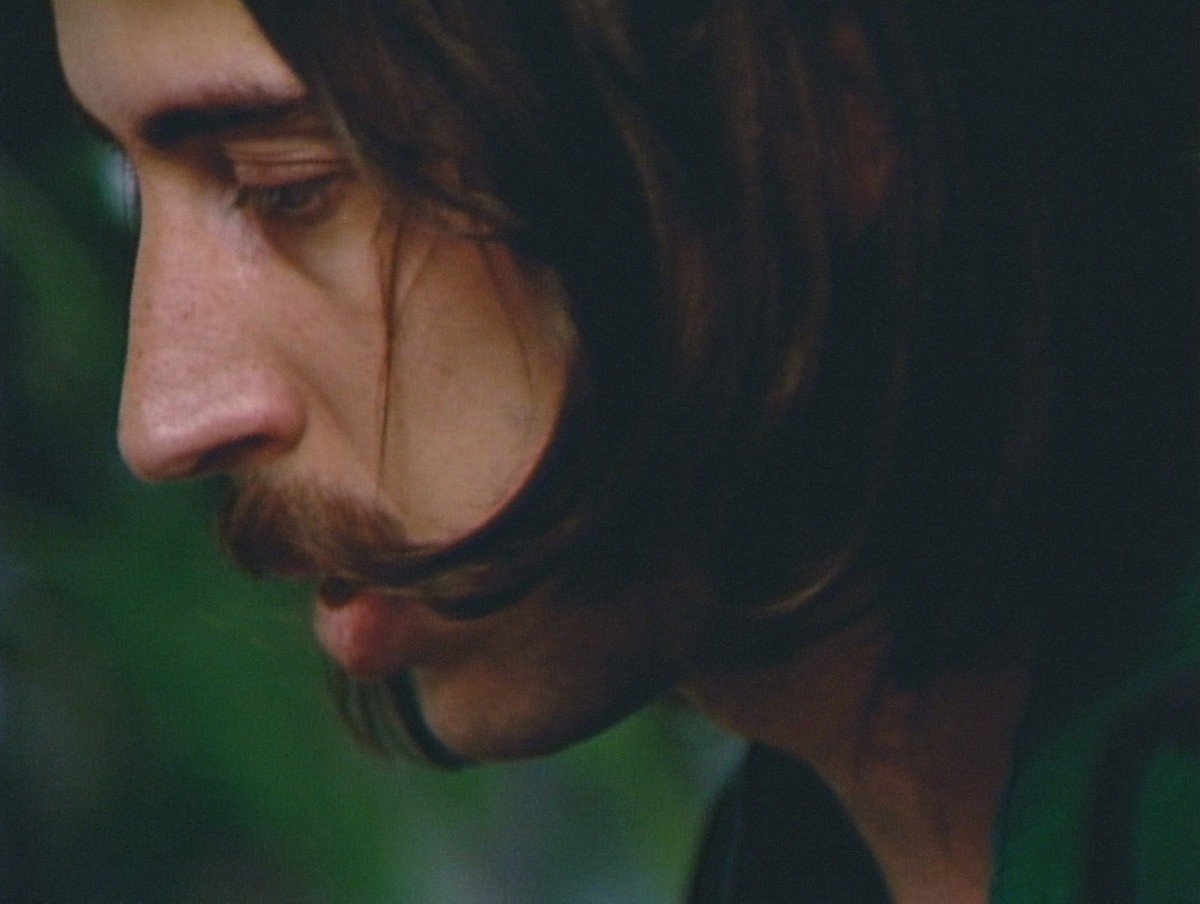 Tim Bernardes recomeça bem ao apresentar a primeira música do álbum ...