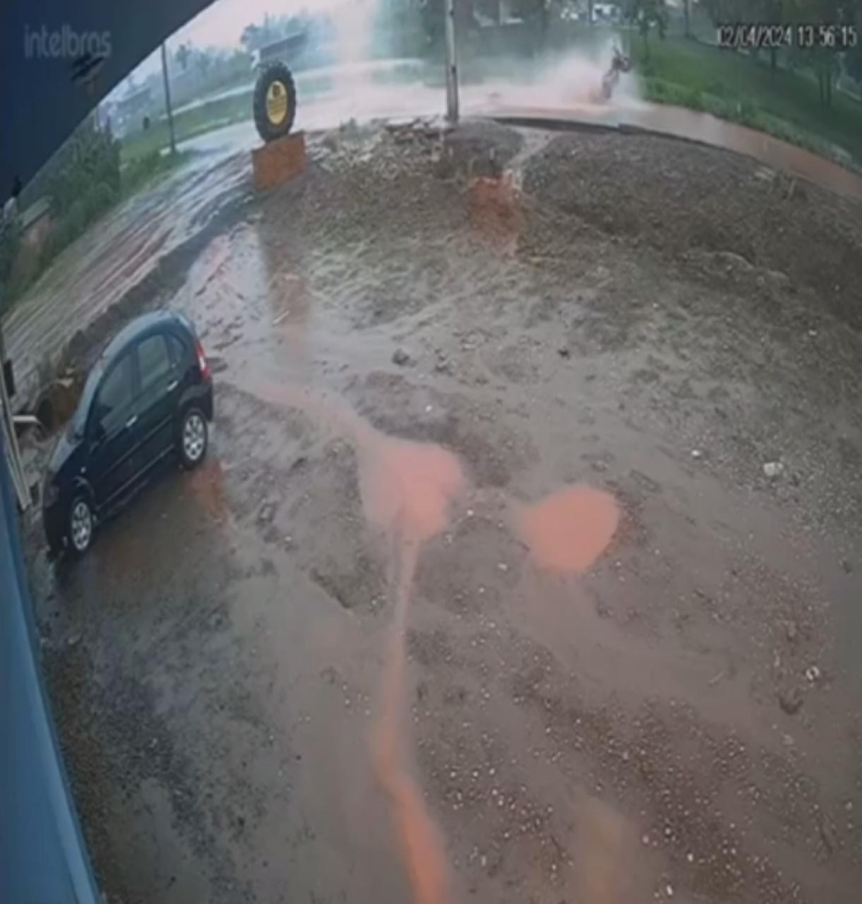 Moto 'voa' ao derrapar em avenida alagada após chuva forte; veja vídeo ...