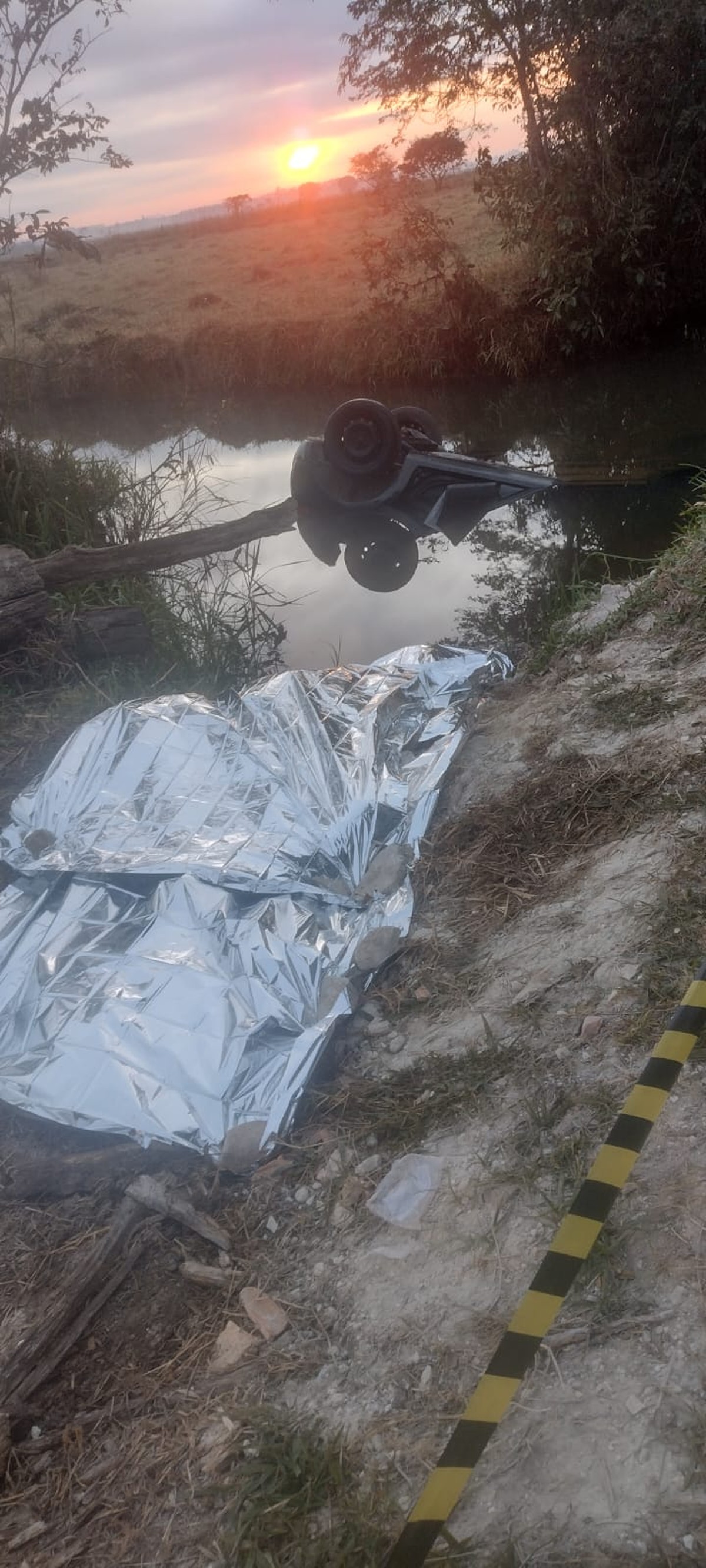 Três morrem após veículo capotar e cair em rio de Pindamonhangaba ...