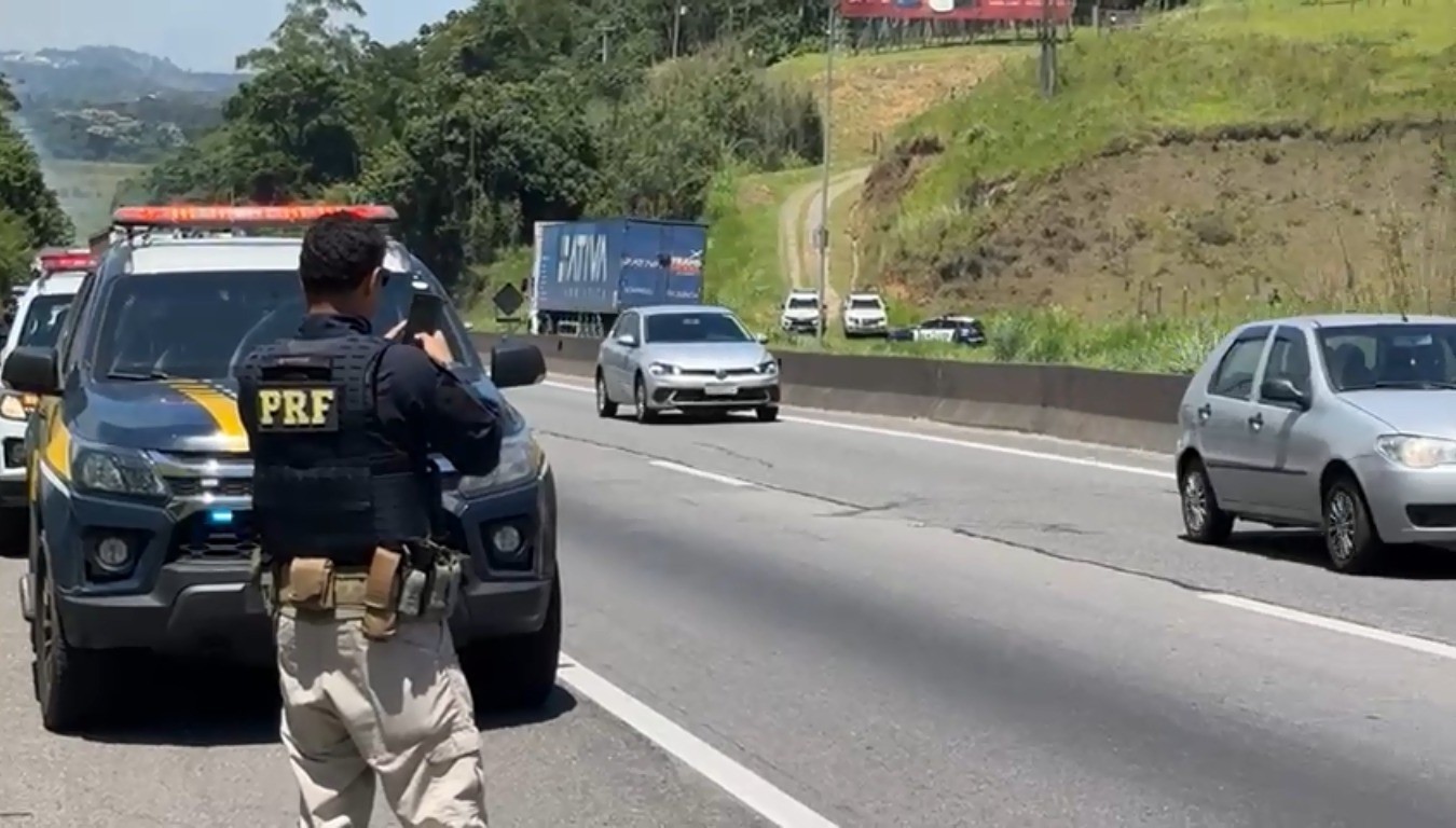 Polícia Civil recupera caminhonete roubada após perseguição na Rodovia ...