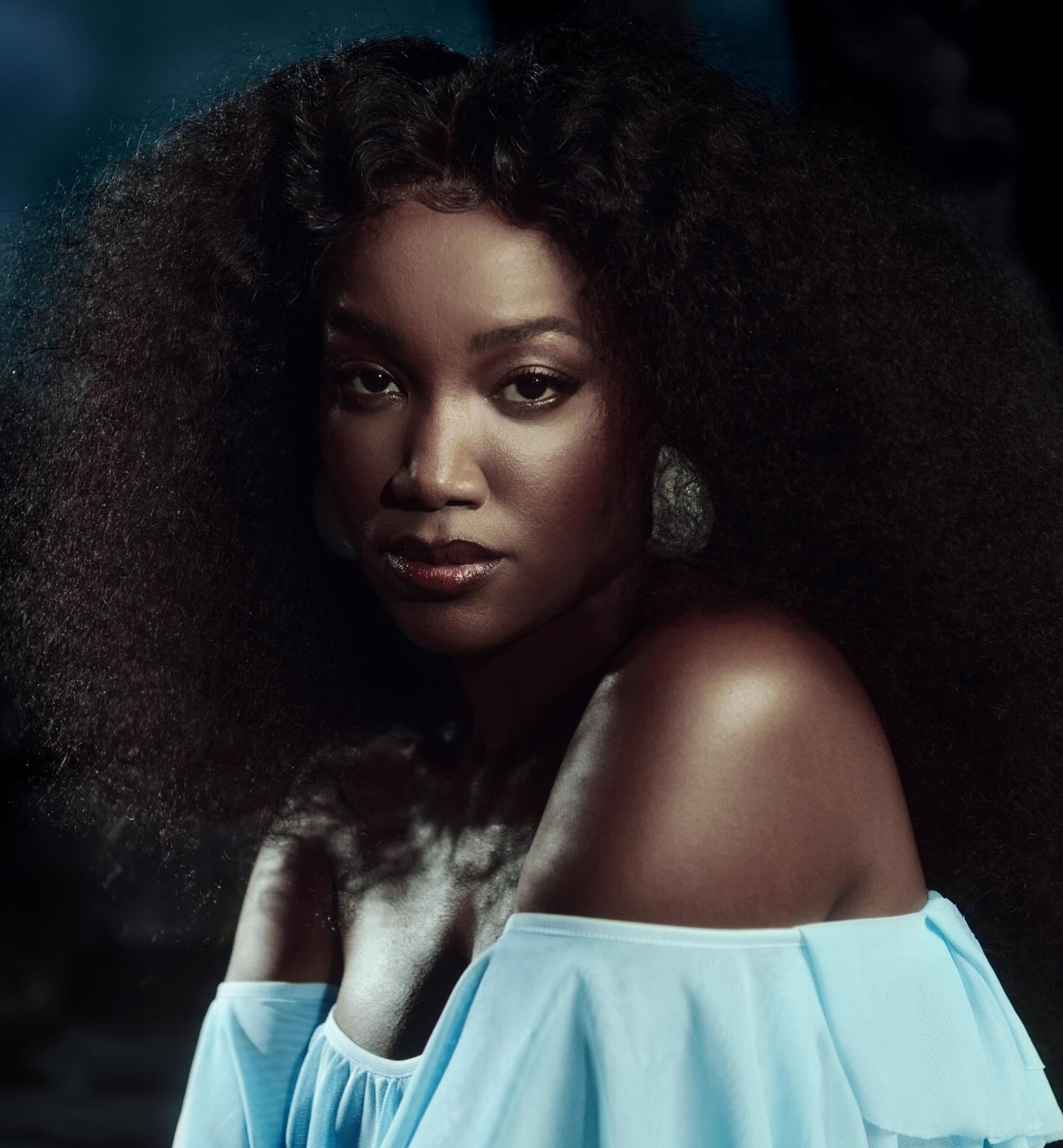 Iza levanta os ânimos ao dar voz com fervor à edificante canção ‘You ...