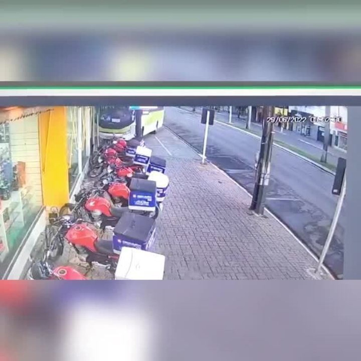 VÍDEO: ônibus desgovernado sem motorista desce ladeira e invade farmácia em MT | Mato Grosso | G1