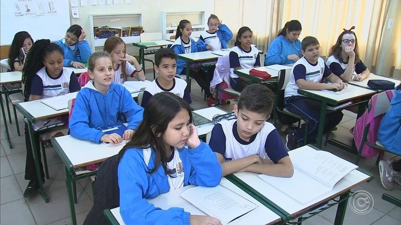 Professora do interior de SP que ensina inglês com músicas do Beatles e ...