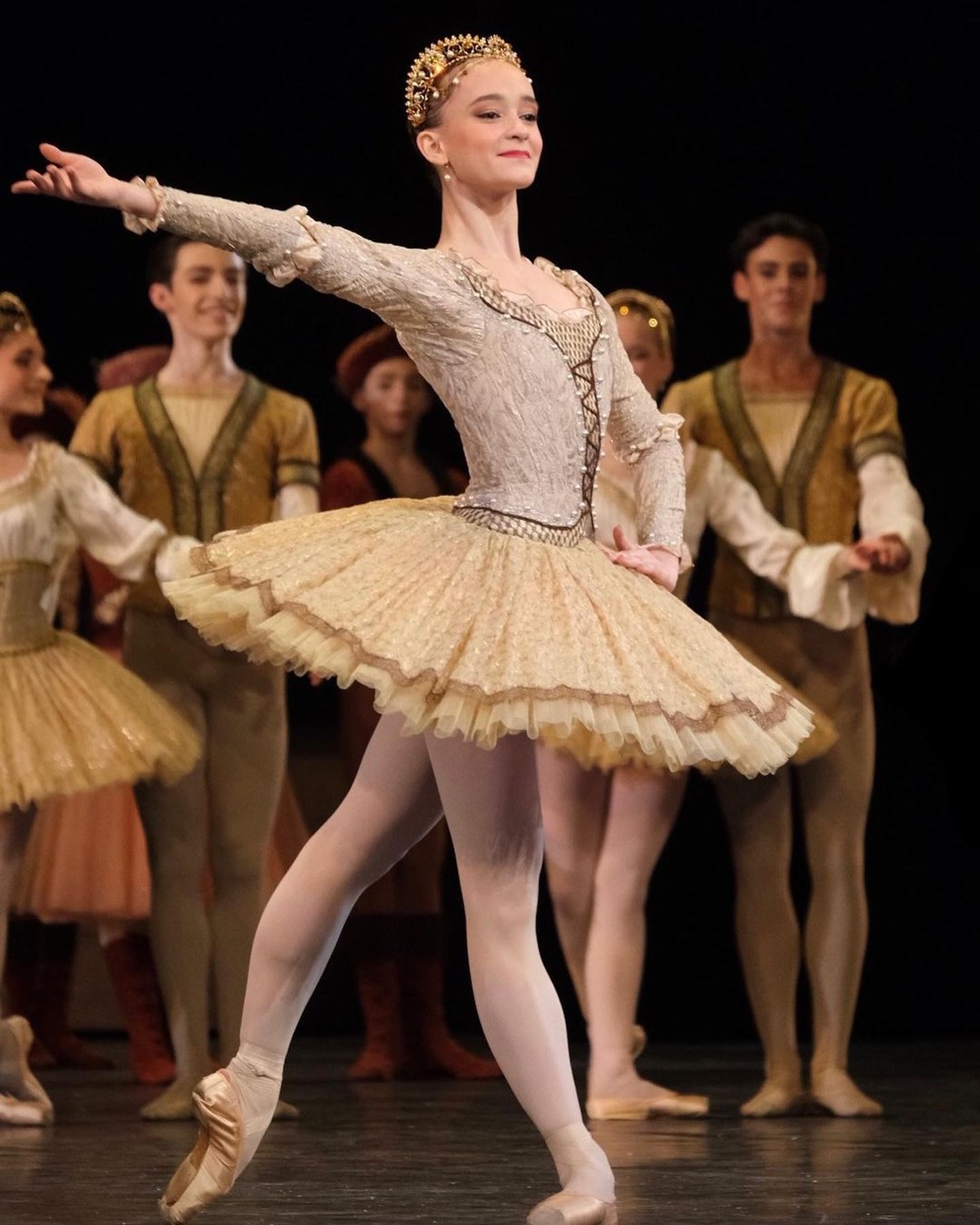 Bailarina mineira de 17 anos vence quase 200 candidatas em audição para ...