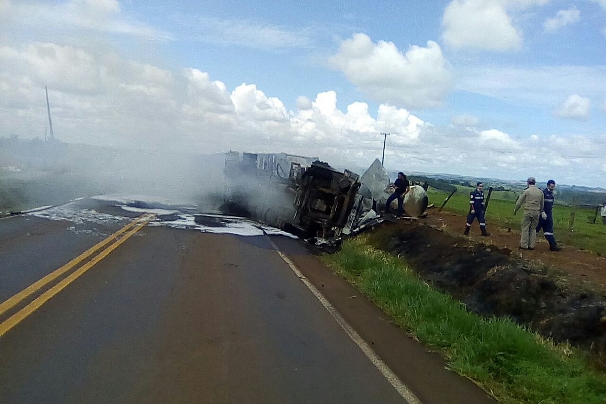 Caminhão pega fogo e motorista morre carbonizado na PR-082, em Jardim Alegre | Norte e Noroeste | G1