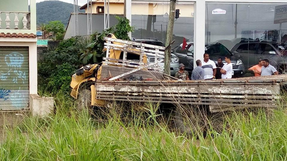 Motorista de caminhão morre ao bater em ponto de ônibus na RJ-106, em São Pedro da Aldeia ...