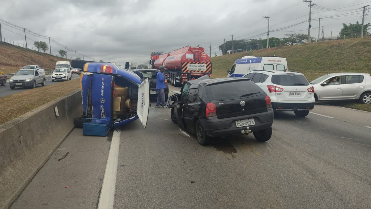 Duas pessoas ficam feridas em acidente com quatro carros na Dutra em ...