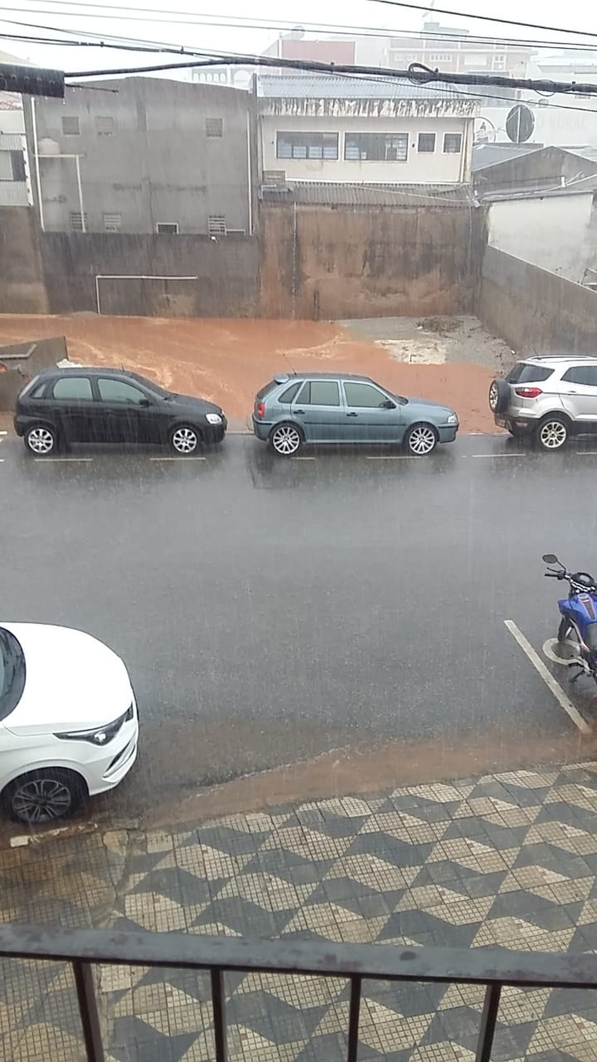 Ruas ficam alagadas e avenida é interditada após forte chuva em Itapeva ...
