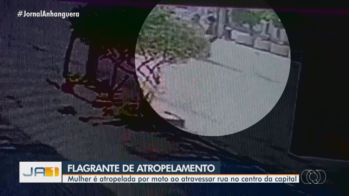 Mulher é atropelada por moto ao atravessar rua no centro de Goiânia; vídeo | Trânsito GO | G1