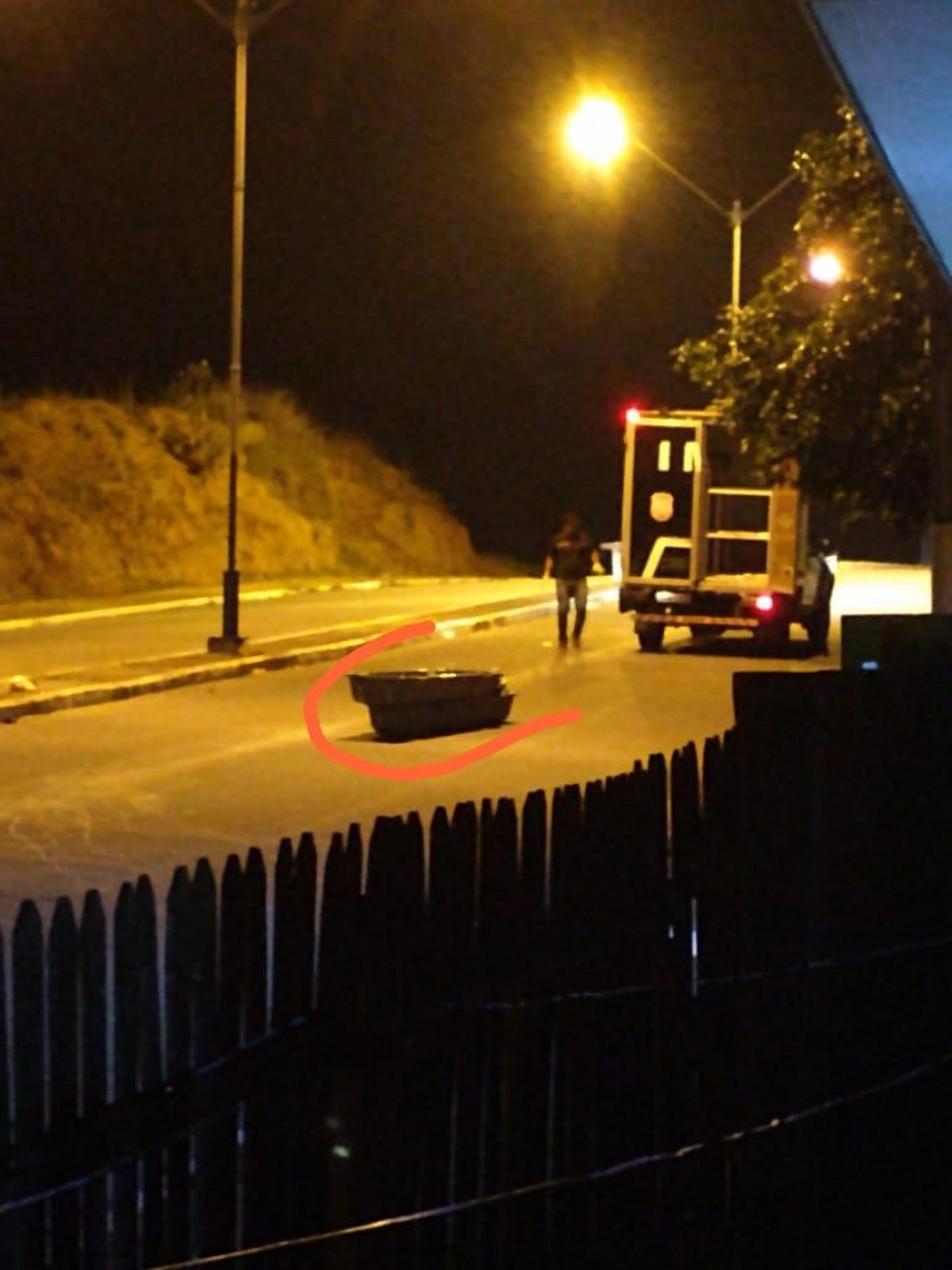 Rabecão abre e corpo de motociclista cai em rua no interior do Acre ...