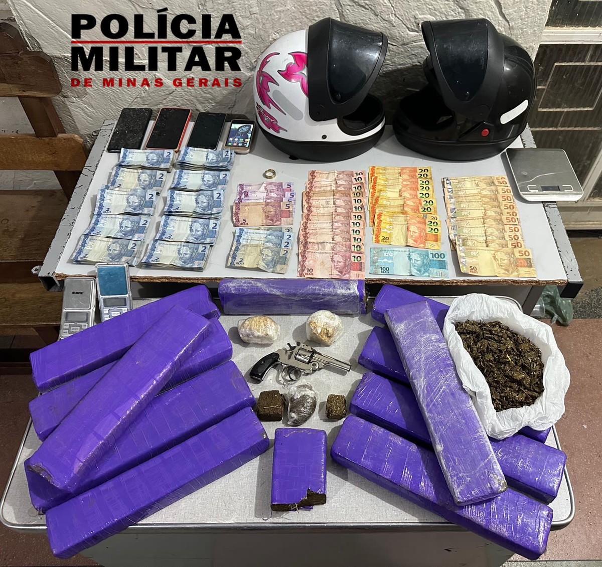 Polícia Apreende Grande Quantidade De Drogas Enquanto Fazia Buscas Por