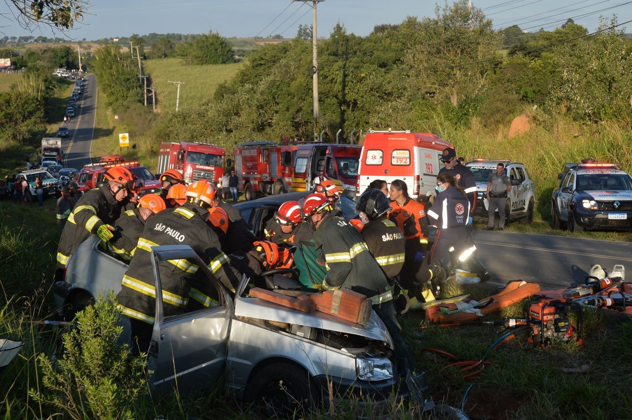 Batida frontal entre dois carros deixa feridos em estrada vicinal que liga Sorocaba a Iperó ...