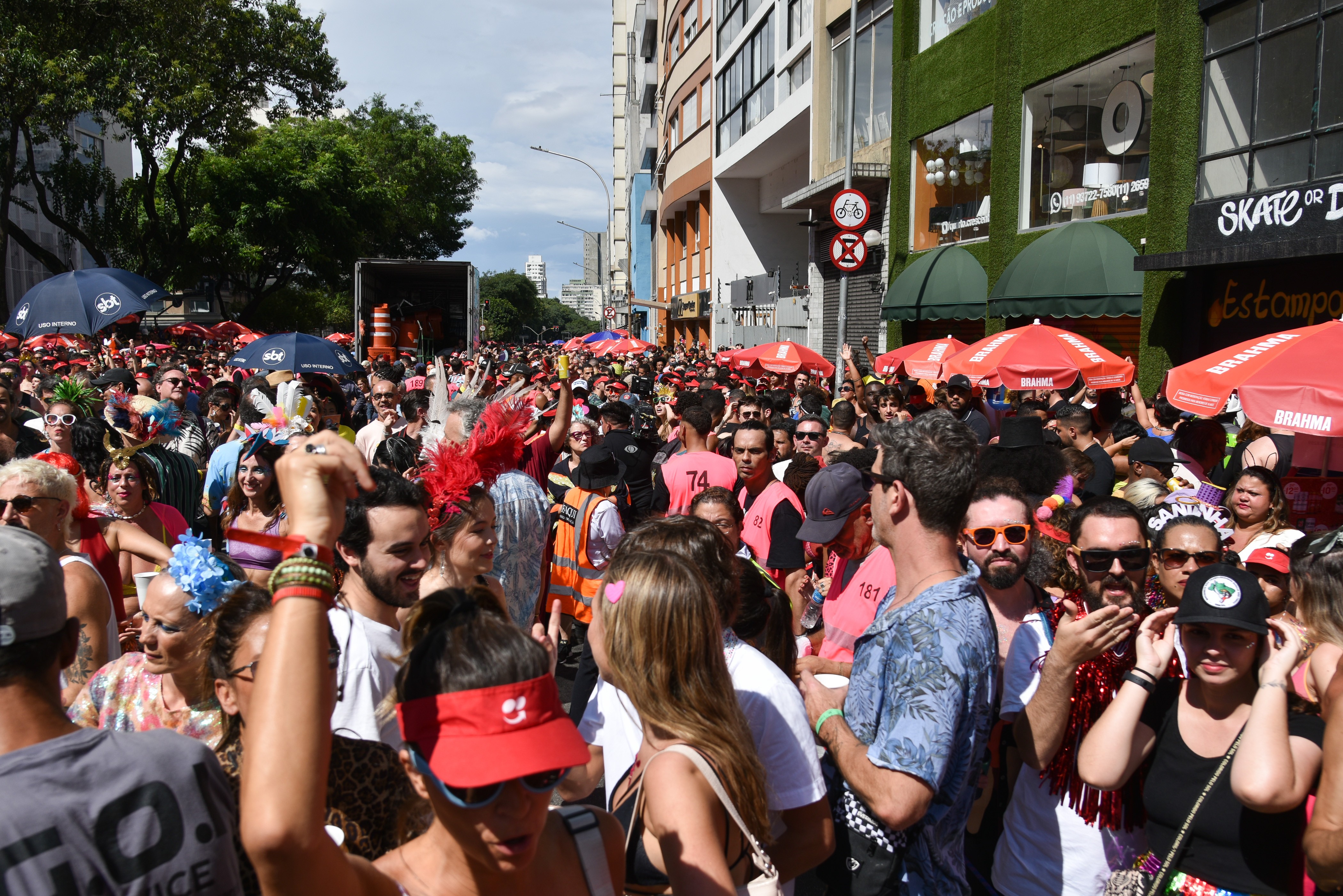 Segundo dia de pré-carnaval na cidade de SP é marcado por sol durante o ...