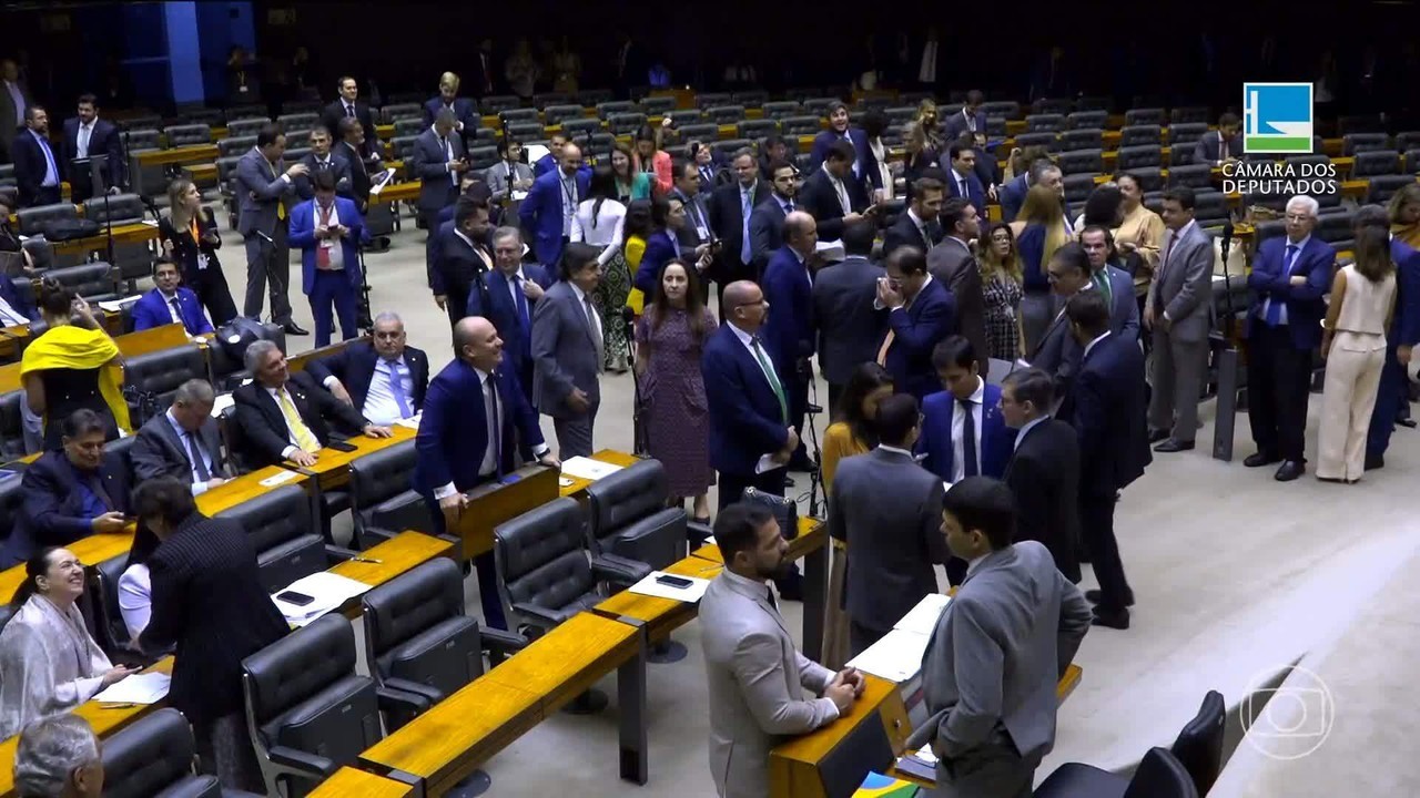 Câmara aprova PEC de corte de gastos com mudanças no abono salarial e ...