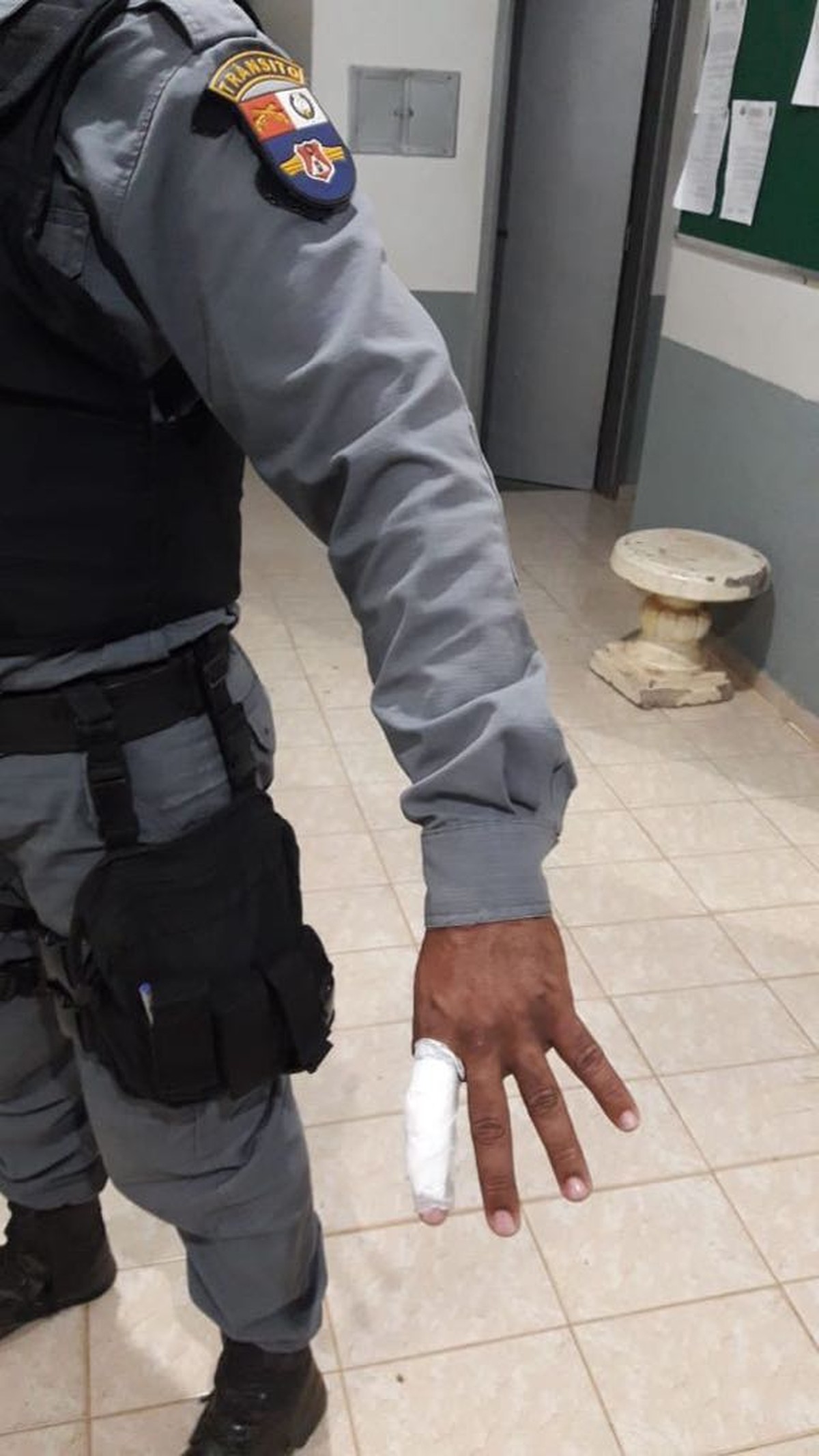 Flagrado com droga, homem tenta resistir à prisão e morde dedo de ...