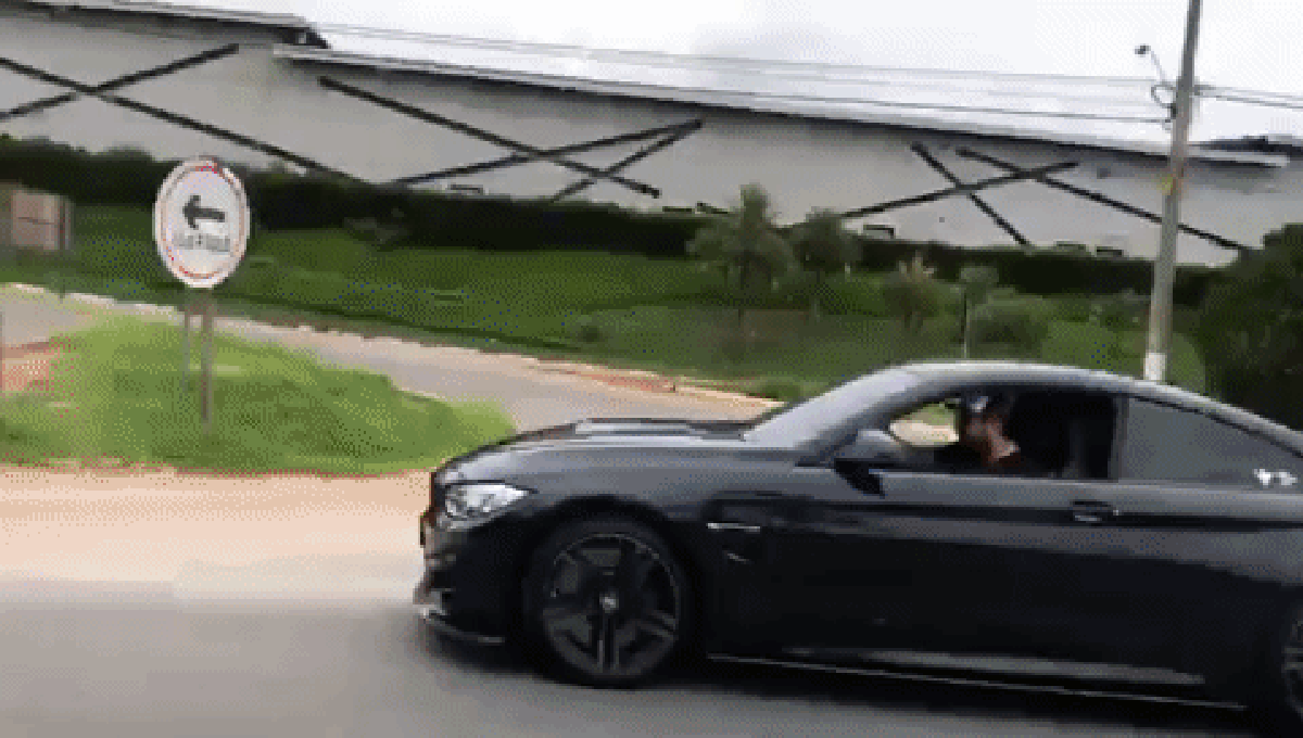 Vídeo mostra carro de luxo capotando após sair de shopping; assista ...