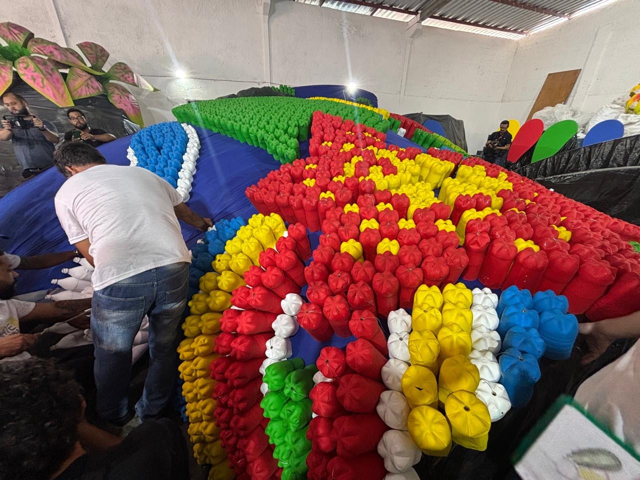 Galo gigante: veja primeiras imagens da alegoria que recebe os foliões ...