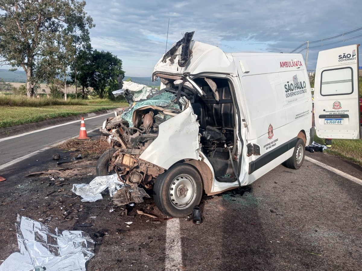 Três pessoas morrem após ambulância bater na traseira de caminhão em rodovia no interior de SP ...