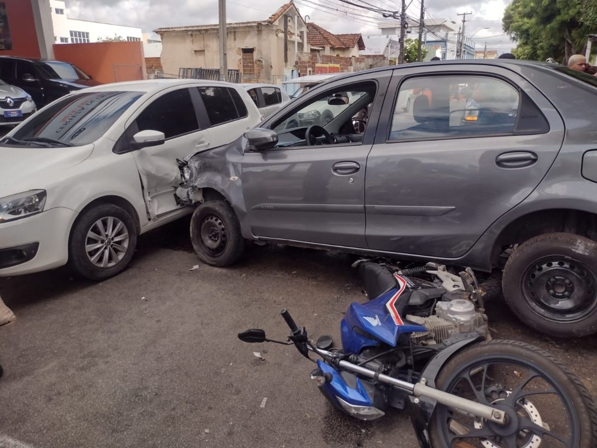 Acidente com quatro carros e uma moto deixa duas pessoas feridas em Natal | Rio Grande do Norte | G1