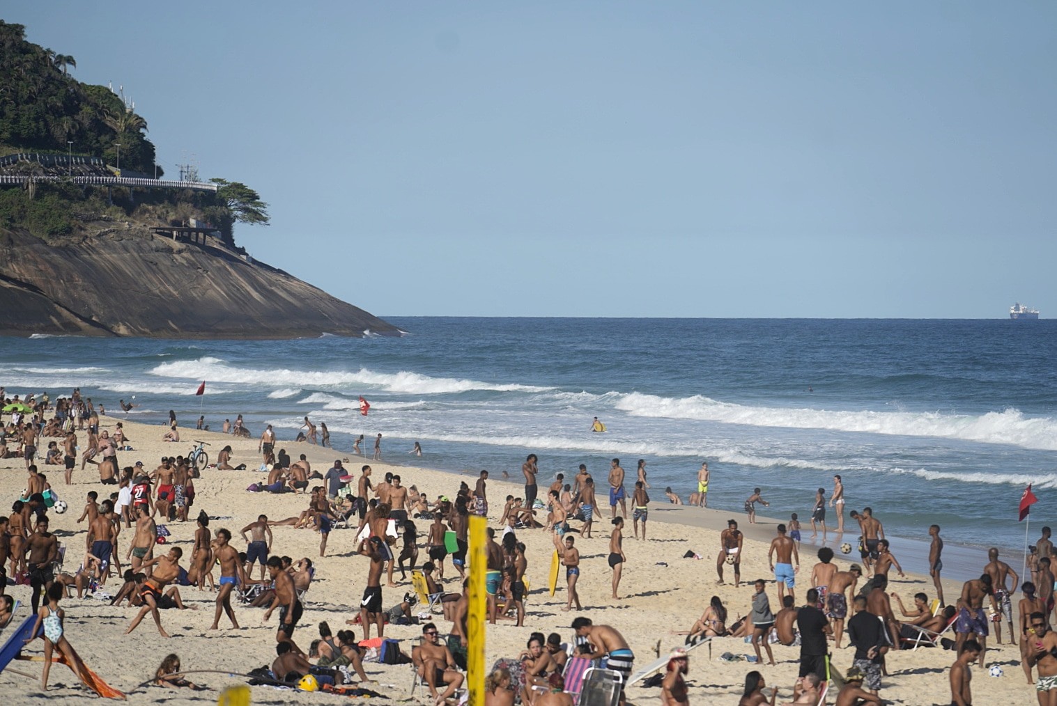 Rio tem quarta-feira de praia cheia e fiscalização na areia | G1