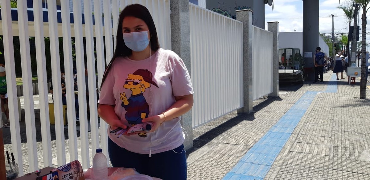 Estudante leva 'máscara reserva', quatro canetas e álcool em gel para ...