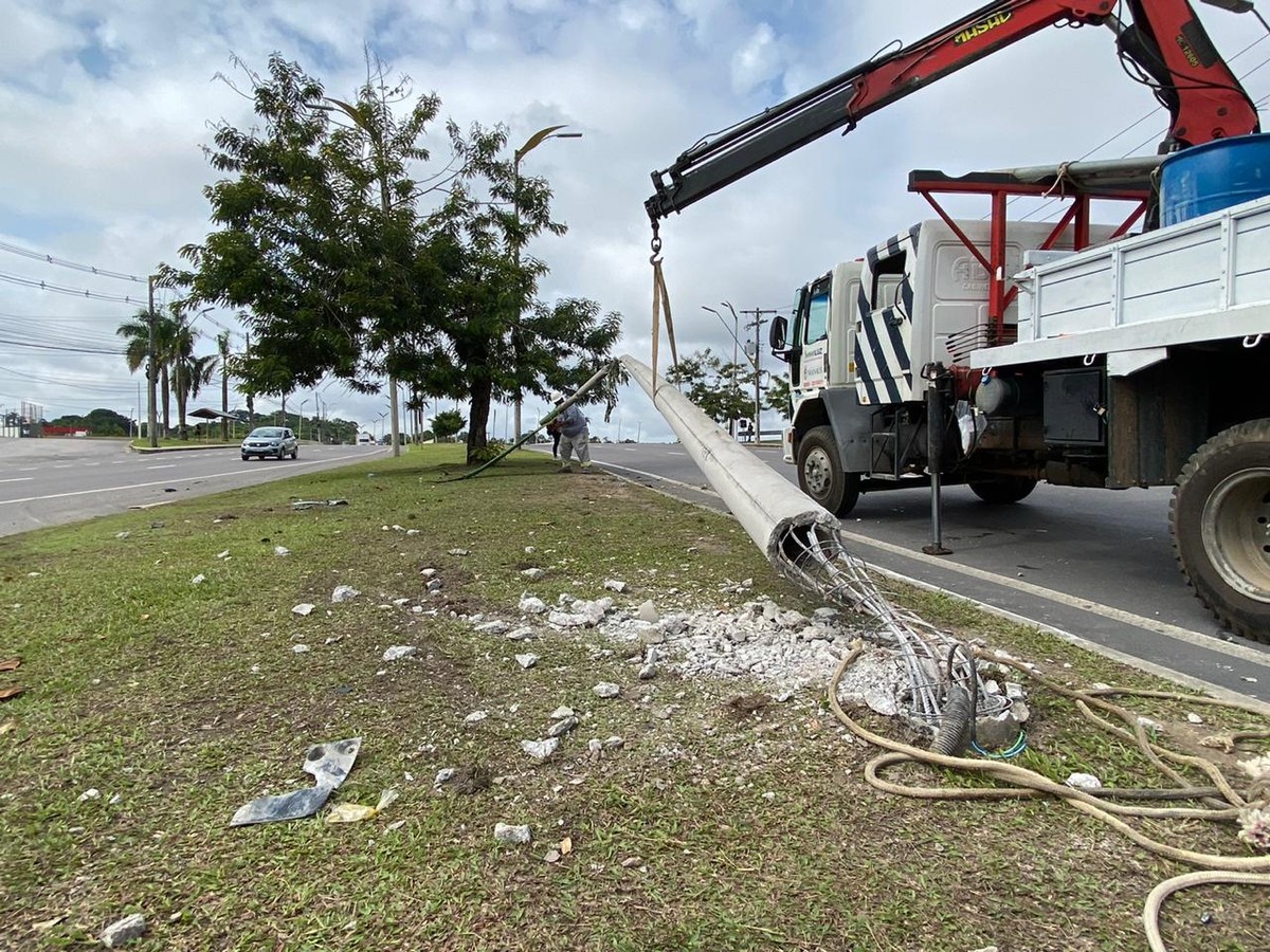 Mulher morre, e motorista foge após carro bater em poste na Torquato Tapajós em Manaus, diz ...